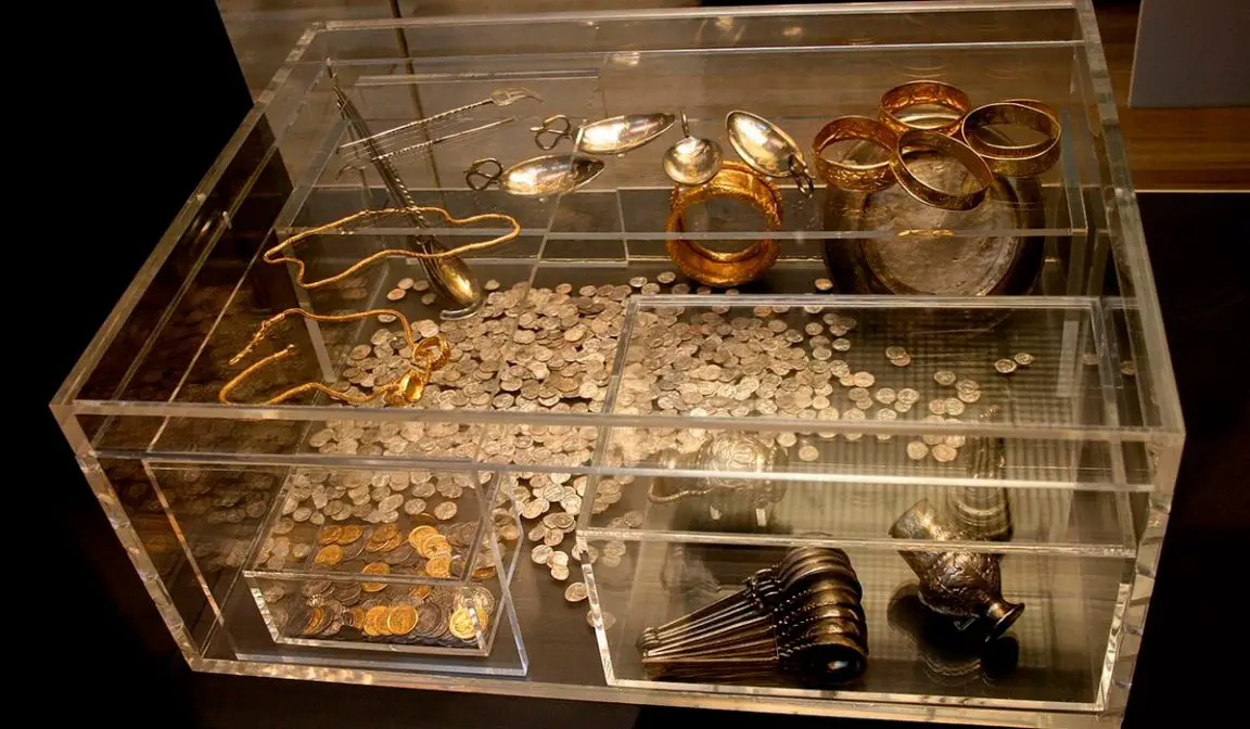 12 Amazing Metal Detector Discoveries – Pop Listicle